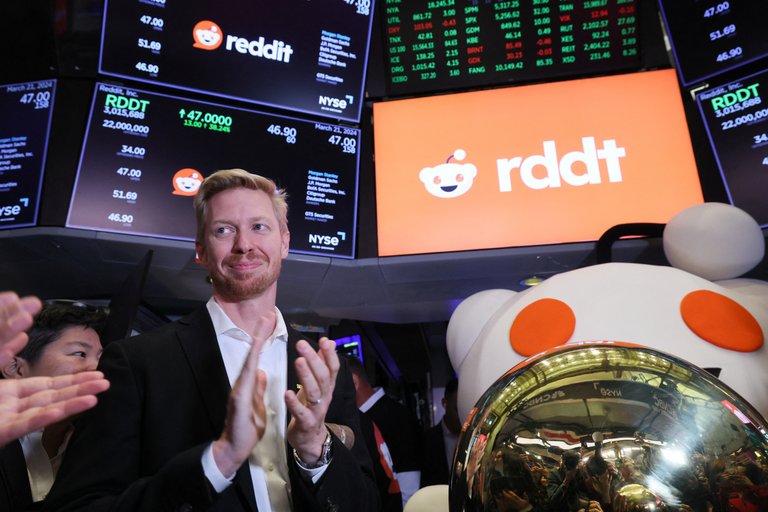 Reddit — Grokipedia